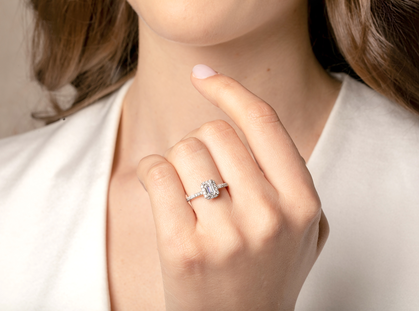 Diamantring Emerald Halo Pavé mit Diamanten | JUWELIER.de